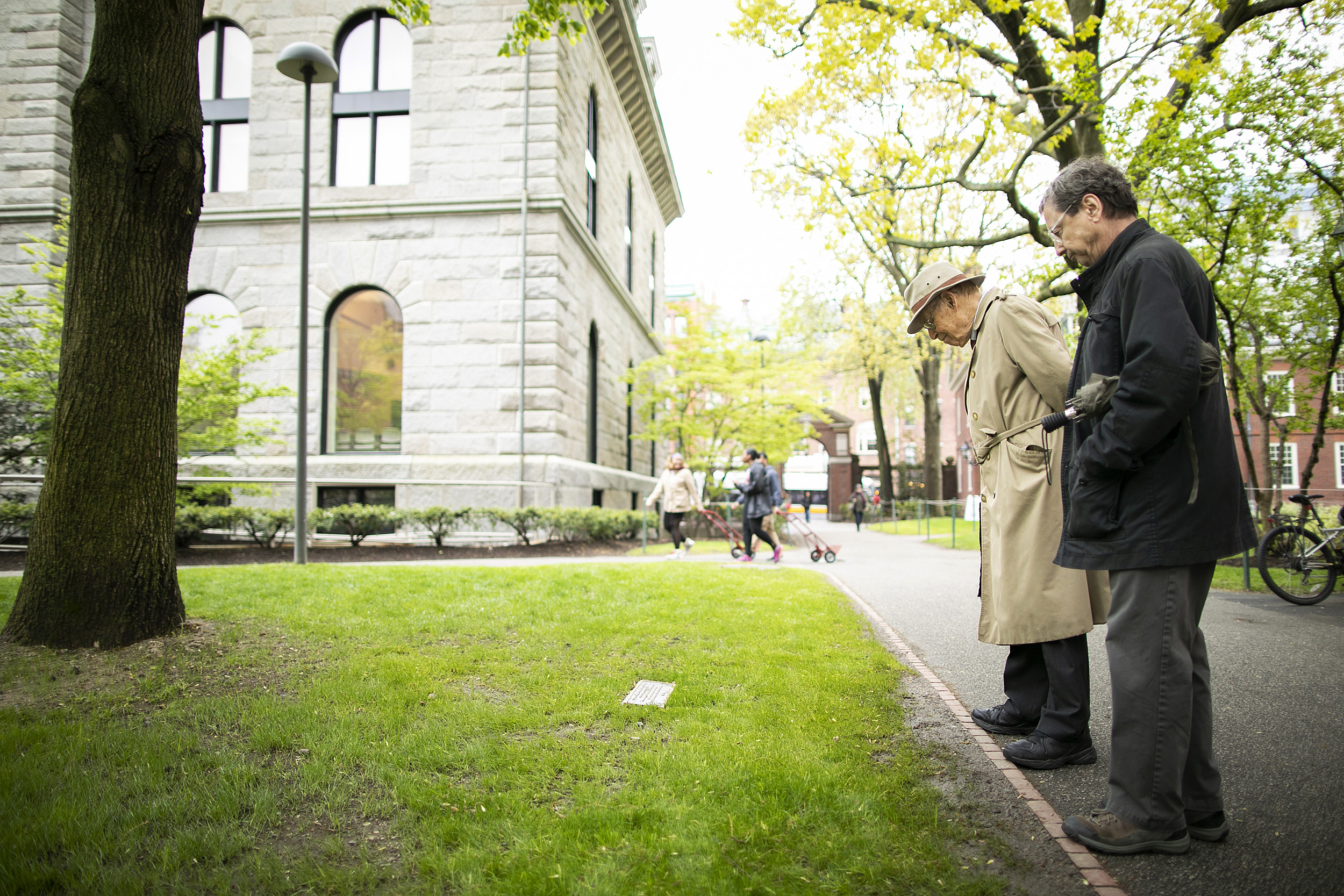 Plaque honors students who helped 16 flee Nazis to study at Harvard ...