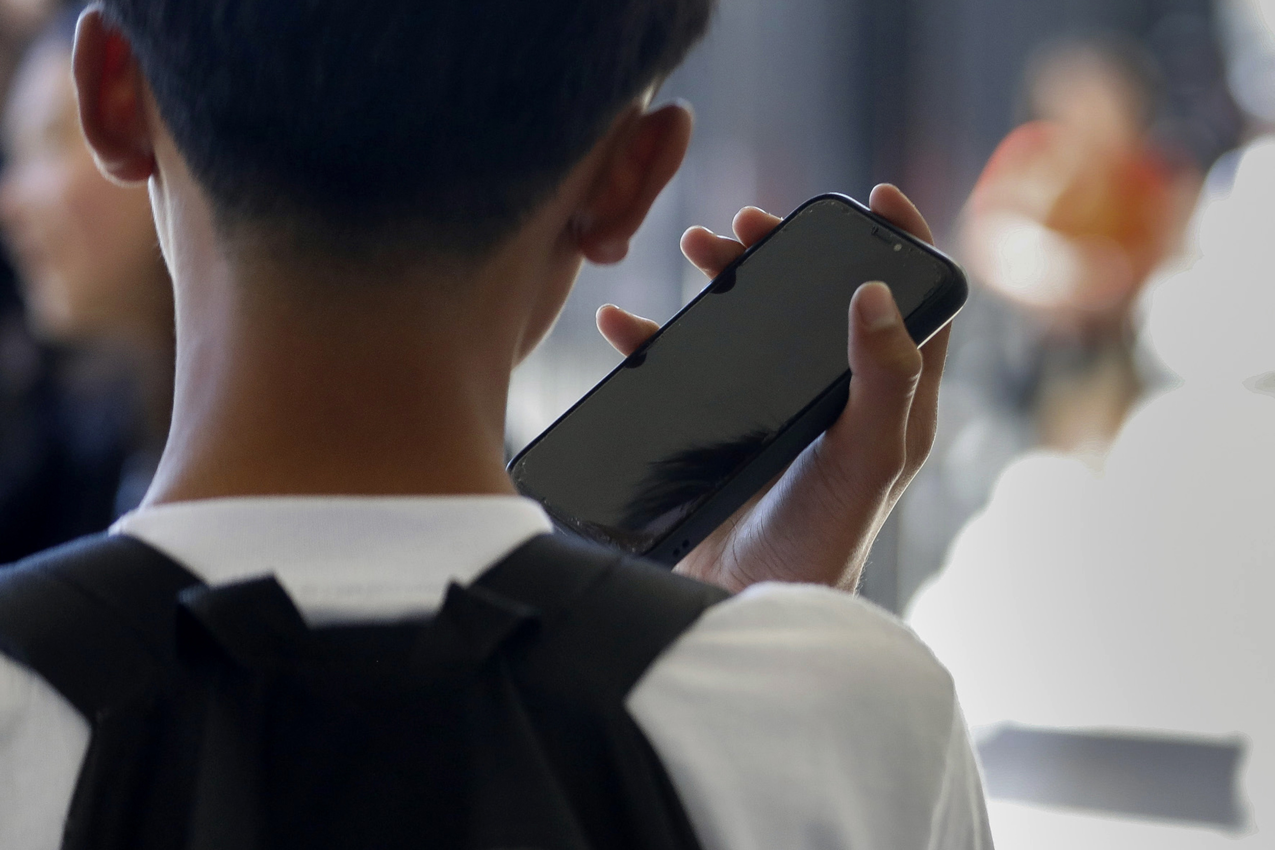 Should schools ban cellphones? — Harvard Gazette